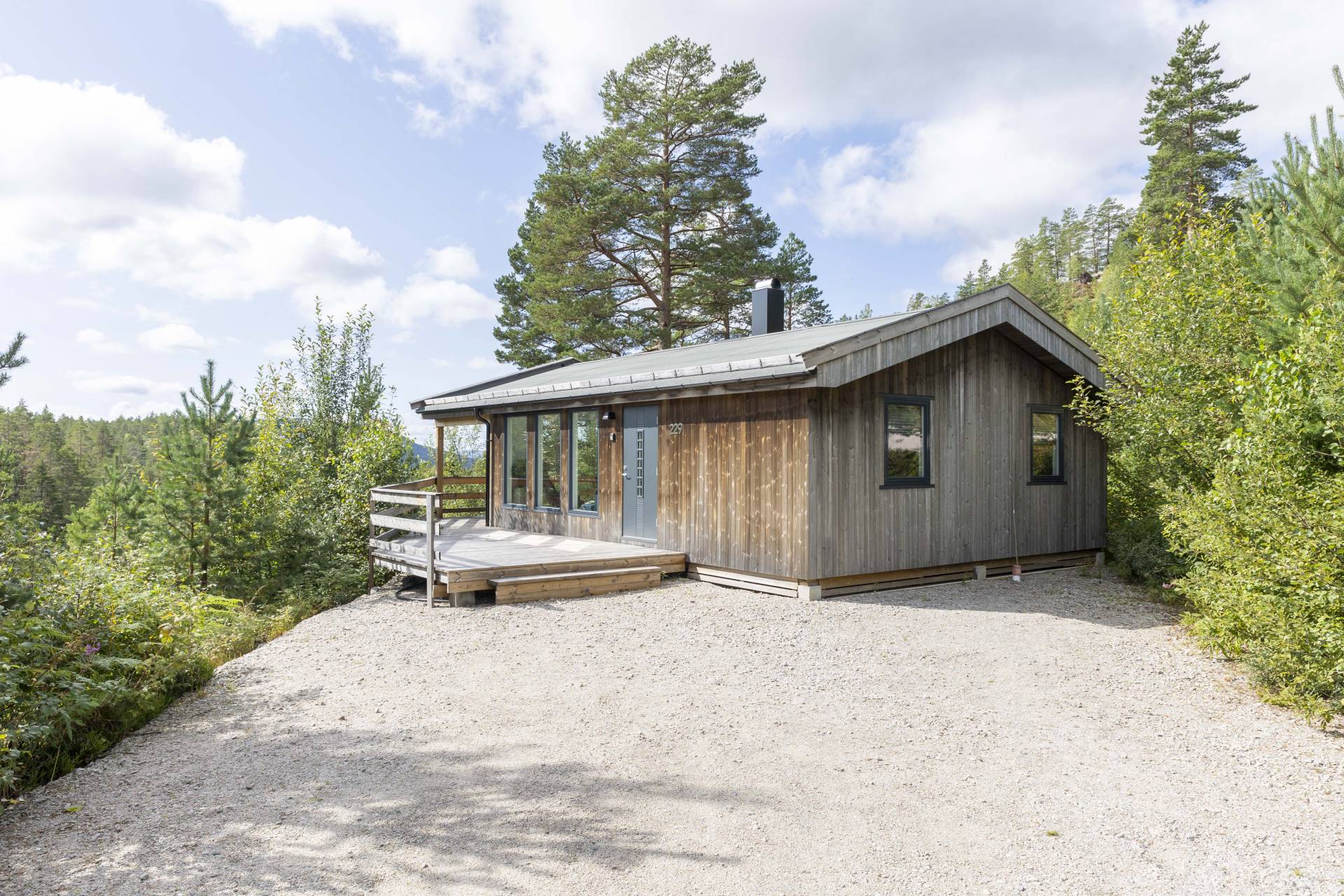 Moderne hytte fra 2021 m/stor vindusfasade, overbygd terrasse og 2 ...