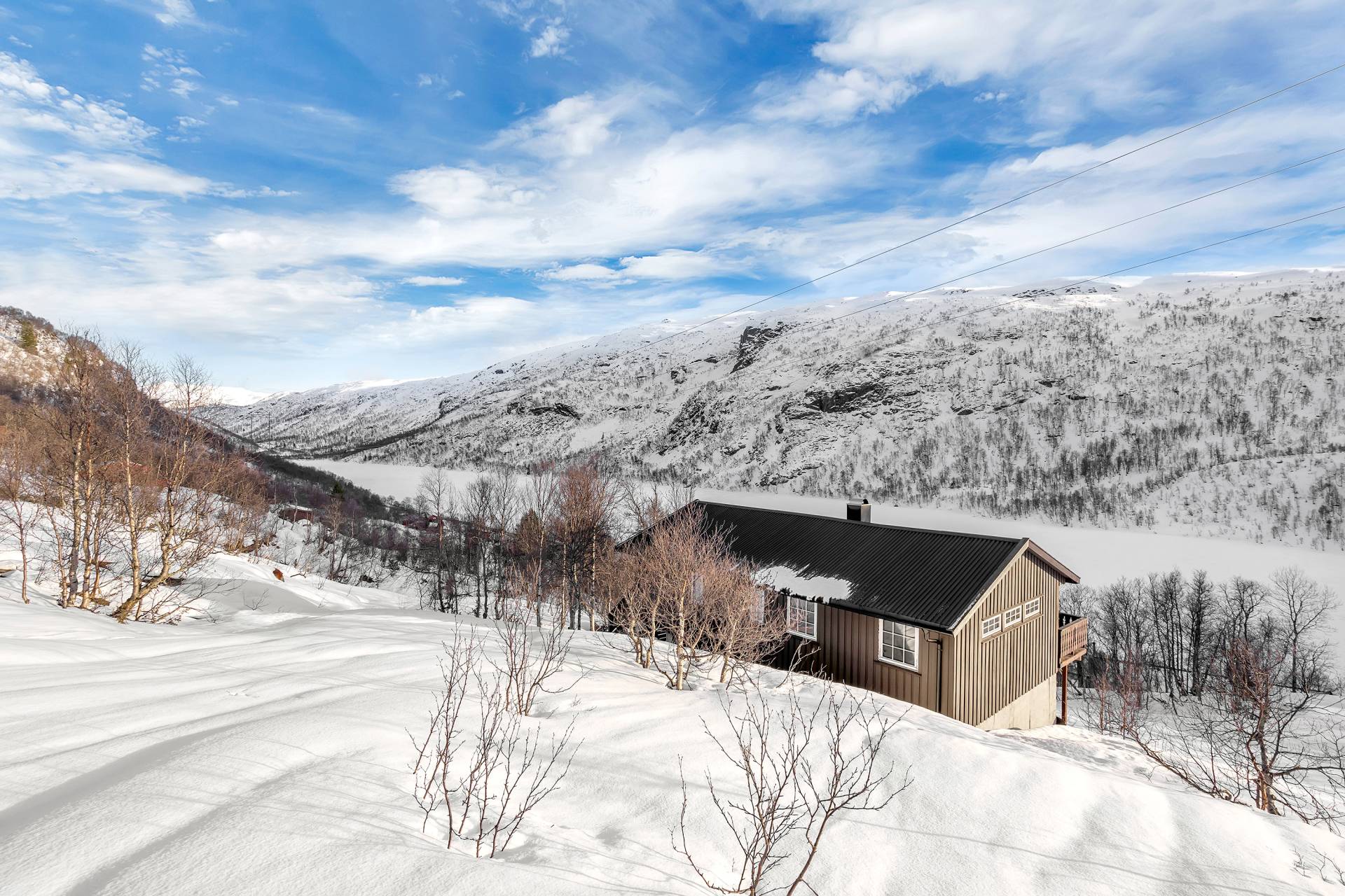 Innholdsrik hytte med utsikt over Store Bjørnevann - Tre soverom ...