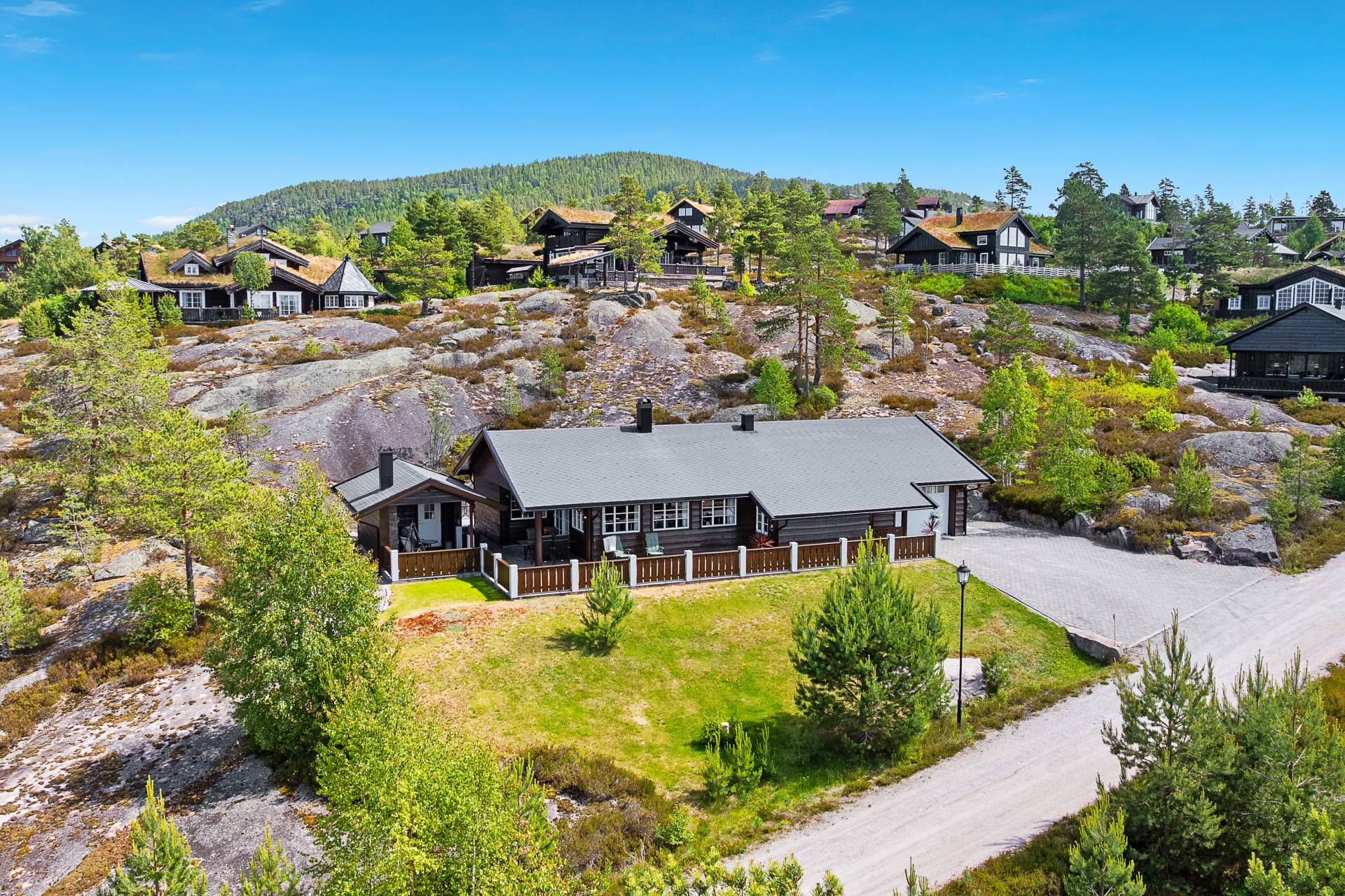 Innholdsrik hytte m/høy standard, nydelig uteområde, idyllisk utsikt og ...