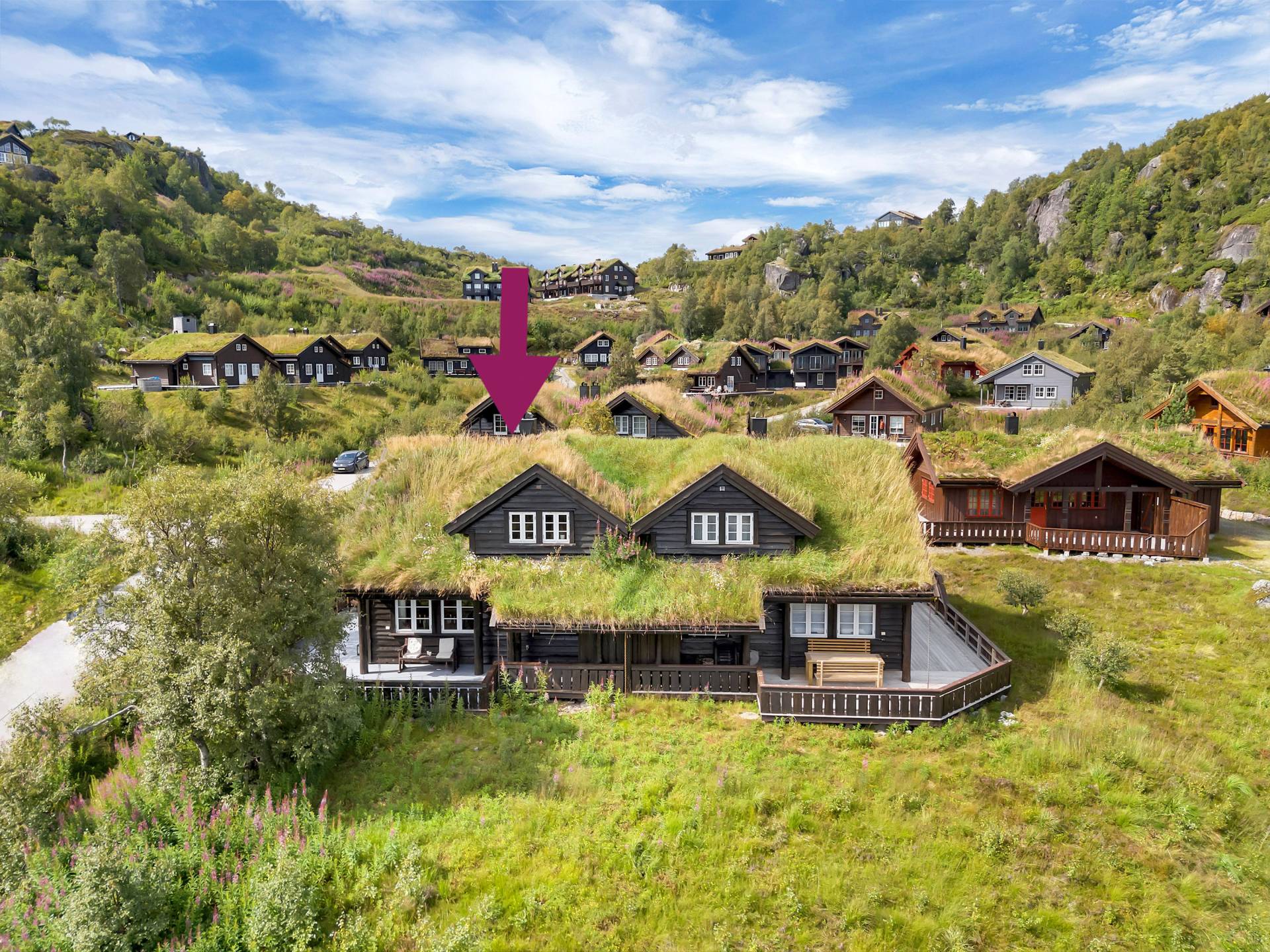 Flott og innholdsrik vertikaldelt hytte med utsikt og gode solforhold ...