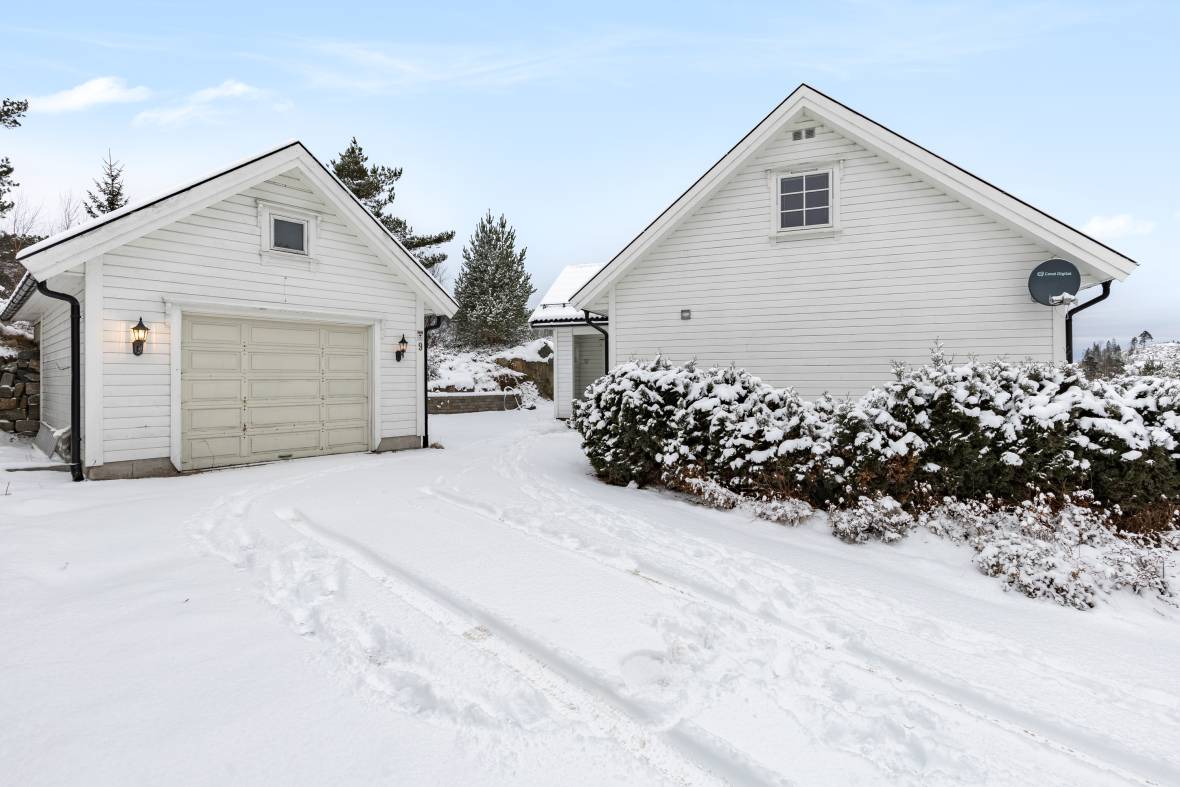 Lettstelt enebolig beliggende i populært boligområde. Garasje ...