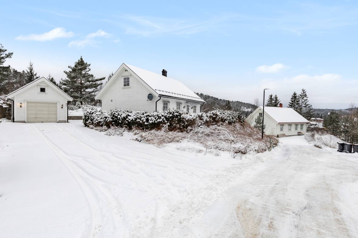 Lettstelt enebolig beliggende i populært boligområde. Garasje ...