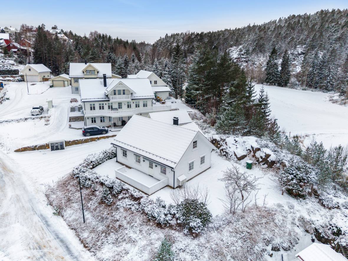 Lettstelt enebolig beliggende i populært boligområde. Garasje ...